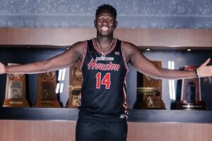 Nation's No. 1 center prospect commits to Houston - Jerry Ratcliffe